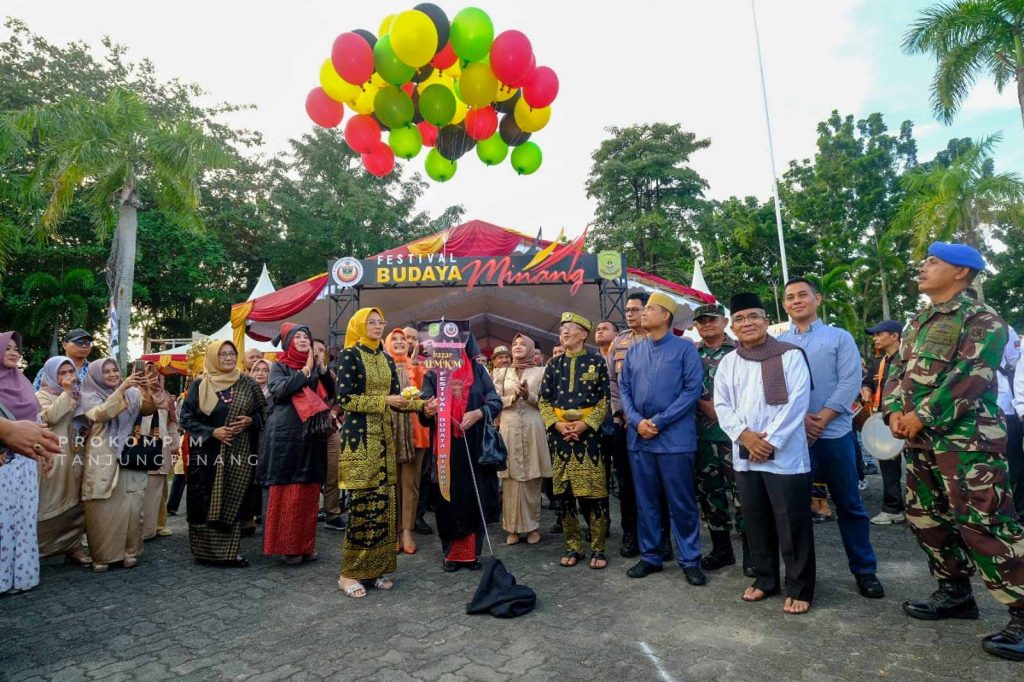 Buka Festival Budaya Minang, Hasan : Untuk Memperkenalkan Keberagaman ...
